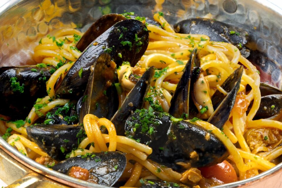 Spaghetti con cozze e pomodorini: la ricetta veloce e buonissima per la ...